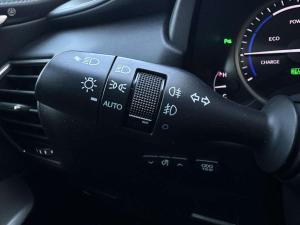 Pelēks Lexus NX 300h 2016 Viļņa, ar dzinēja tilpumu 2.50 L un nobraukumu 246 tūkst. km par 17550 €, foto 12 vietnē AUTOMOTO.COM.LV