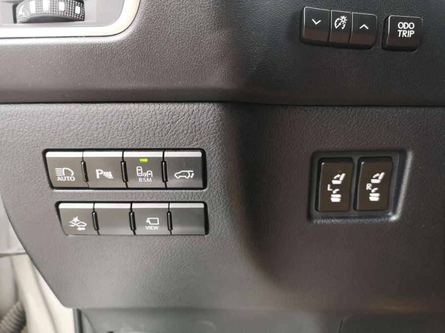 Grey Lexus NX 300h 2016 in Vilnius, with an engine capacity of 2.49 L and mileage of 223 thousand km for 18700 €, photo 23 on AUTOMOTO.COM.LV