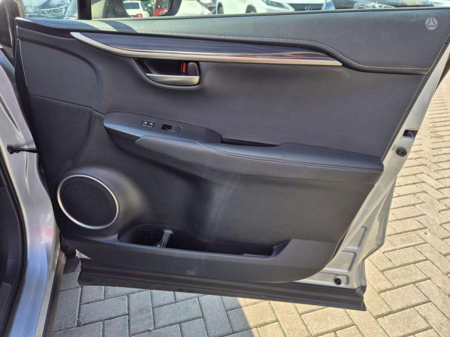 Pelēks Lexus NX 300h 2016 Viļņa, ar dzinēja tilpumu 2.49 L un nobraukumu 270 tūkst. km par 18500 €, foto 17 vietnē AUTOMOTO.COM.LV