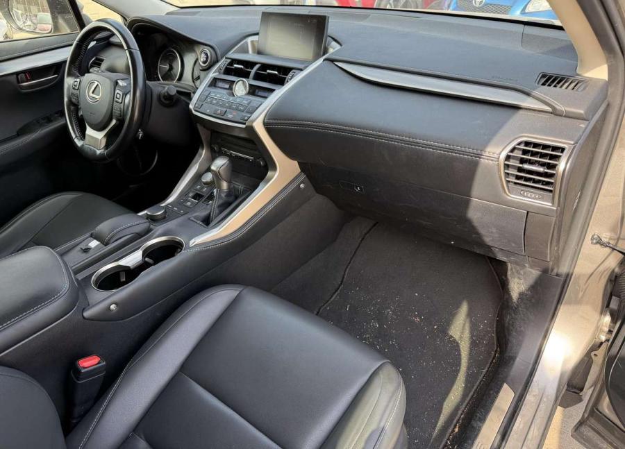 Pelēks Lexus NX 300h 2017 Šauļi, ar dzinēja tilpumu 2.49 L un nobraukumu 0 tūkst. km par 18200 €, foto 8 vietnē AUTOMOTO.COM.LV