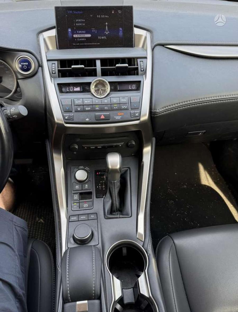 Pelēks Lexus NX 300h 2017 Šauļi, ar dzinēja tilpumu 2.49 L un nobraukumu 0 tūkst. km par 18200 €, foto 14 vietnē AUTOMOTO.COM.LV