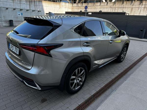 Grey Lexus NX 300h 2018 in Vilnius, with an engine capacity of 2.49 L and mileage of 184 thousand km for 25200 €, photo 4 on AUTOMOTO.COM.LV