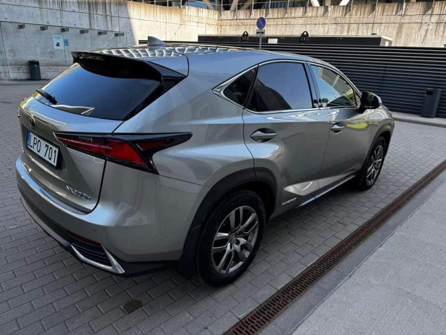 Pelēks Lexus NX 300h 2018 Viļņa, ar dzinēja tilpumu 2.49 L un nobraukumu 184 tūkst. km par 25200 €, foto 5 vietnē AUTOMOTO.COM.LV