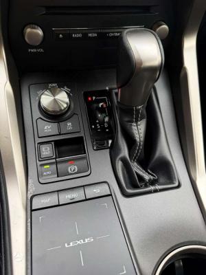 Pelēks Lexus NX 300h 2020 Viļņa, ar dzinēja tilpumu 2.49 L un nobraukumu 150 tūkst. km par 23999 €, foto 29 vietnē AUTOMOTO.COM.LV
