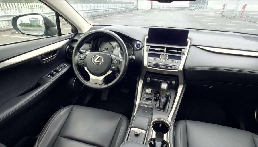 Grey Lexus NX 300h 2021 in Vilnius, with an engine capacity of 2.49 L and mileage of 139 thousand km for 27855 €, photo 8 on AUTOMOTO.COM.LV