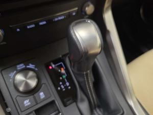 Красный Лексус NX 300h 2018 в Вильнюс, объемом двигателя 2.49 л и пробегом 95 тыс. км за 25490 €, фото 33 на AUTOMOTO.COM.LV