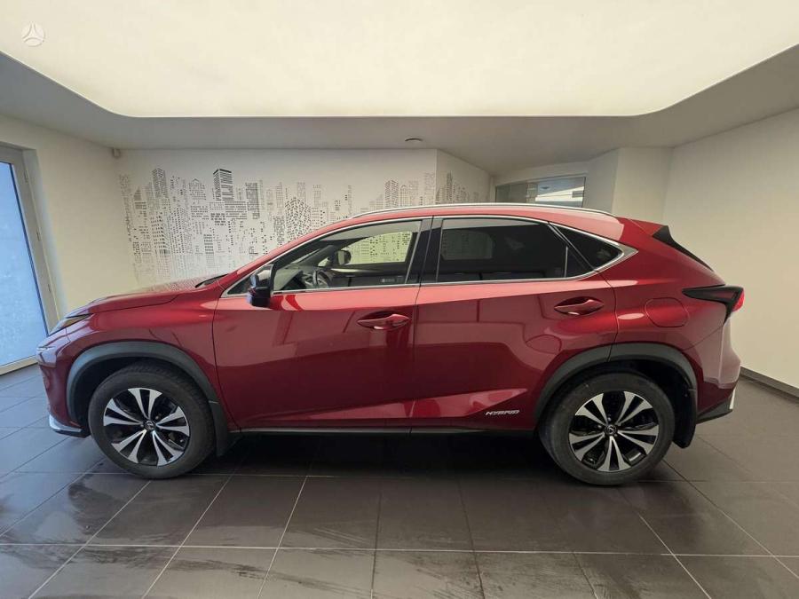 Красный Лексус NX 300h 2021 в Каунас, объемом двигателя 2.49 л и пробегом 105 тыс. км за 32900 €, фото 3 на AUTOMOTO.COM.LV