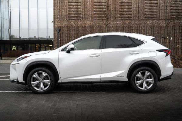 White Lexus NX 300h 2014 in Vilnius, with an engine capacity of 2.49 L and mileage of 167 thousand km for 20900 €, photo 7 on AUTOMOTO.COM.LV