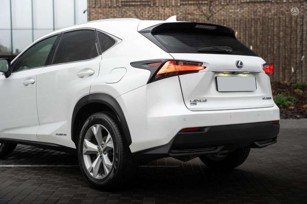 White Lexus NX 300h 2014 in Vilnius, with an engine capacity of 2.49 L and mileage of 167 thousand km for 20900 €, photo 9 on AUTOMOTO.COM.LV