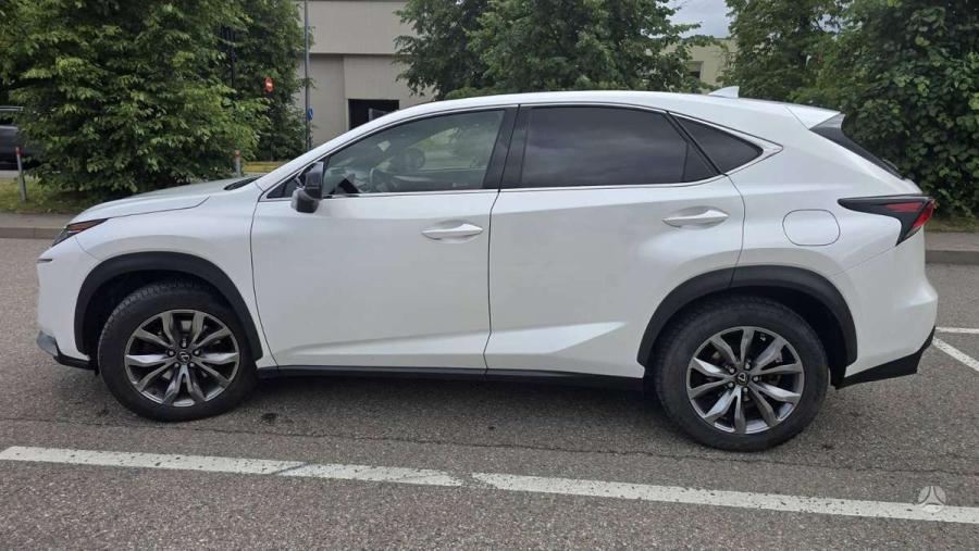 White Lexus NX 300h 2014 in Vilnius, with an engine capacity of 2.49 L and mileage of 109 thousand km for 20000 €, photo 4 on AUTOMOTO.COM.LV