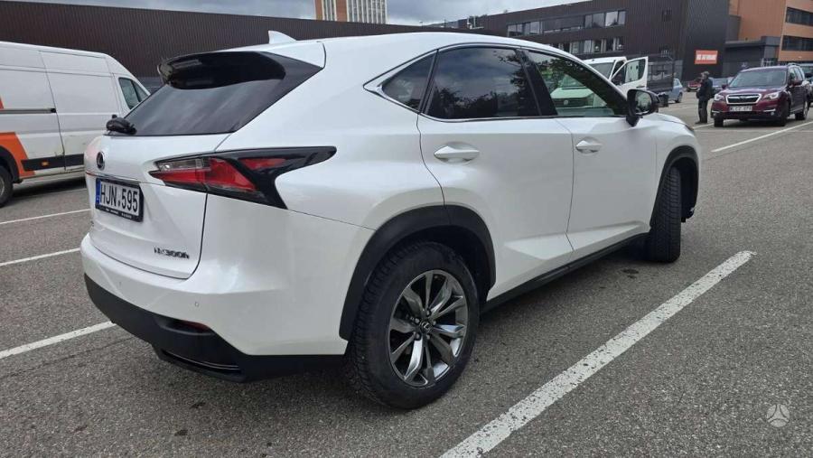 White Lexus NX 300h 2014 in Vilnius, with an engine capacity of 2.49 L and mileage of 109 thousand km for 20000 €, photo 8 on AUTOMOTO.COM.LV