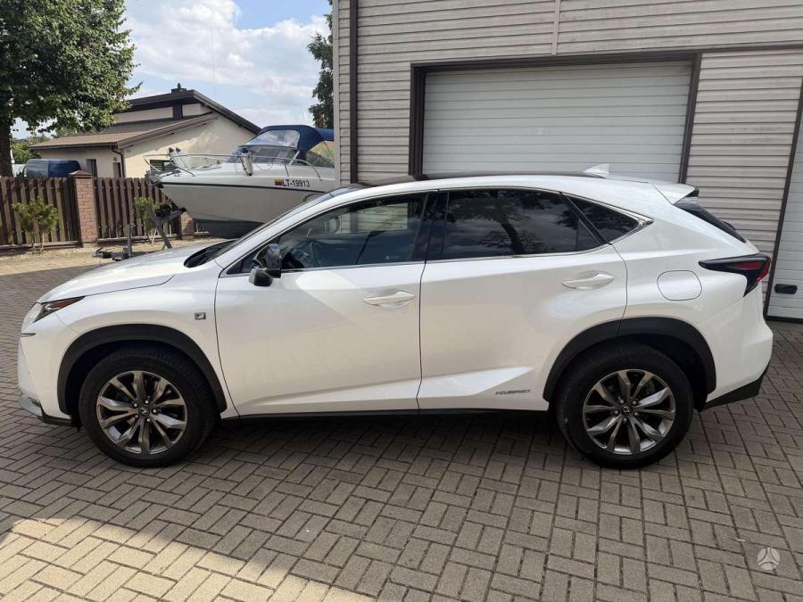 White Lexus NX 300h 2014 in Siauliai, with an engine capacity of 2.49 L and mileage of 286 thousand km for 19400 €, photo 8 on AUTOMOTO.COM.LV