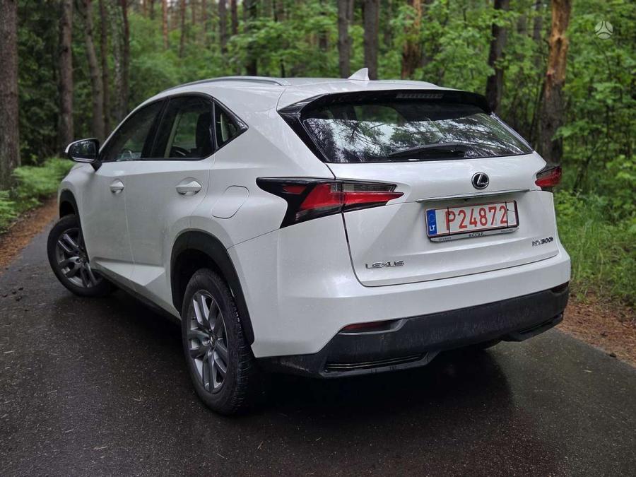 White Lexus NX 300h 2014 in Vilnius, with an engine capacity of 2.49 L and mileage of 178 thousand km for 16600 €, photo 4 on AUTOMOTO.COM.LV
