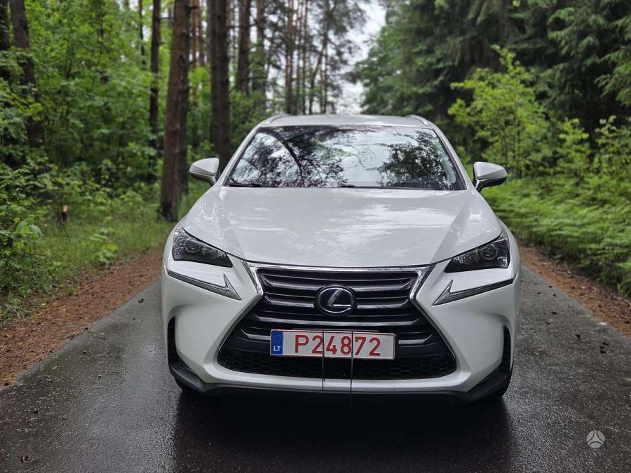 White Lexus NX 300h 2014 in Vilnius, with an engine capacity of 2.49 L and mileage of 178 thousand km for 16600 €, photo 6 on AUTOMOTO.COM.LV