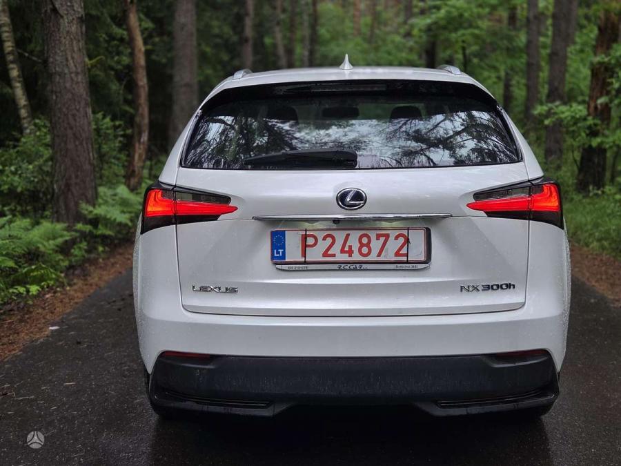 White Lexus NX 300h 2014 in Vilnius, with an engine capacity of 2.49 L and mileage of 178 thousand km for 16600 €, photo 7 on AUTOMOTO.COM.LV