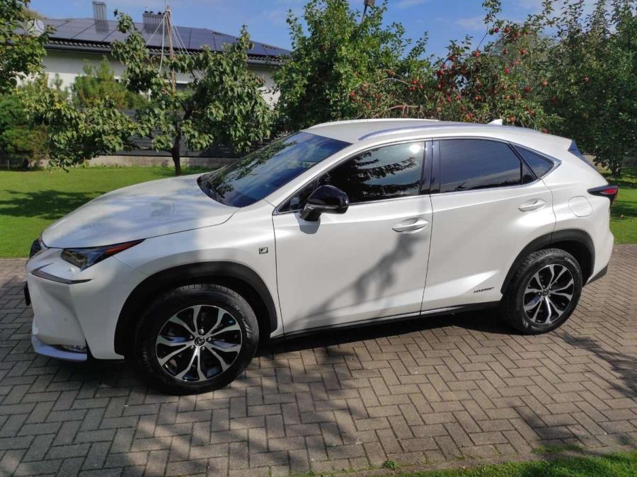 White Lexus NX 300h 2014 in Kaunas, with an engine capacity of 2.49 L and mileage of 214 thousand km for 19950 €, photo 5 on AUTOMOTO.COM.LV