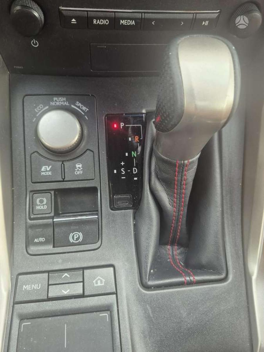 Balts Lexus NX 300h 2015 Viļņa, ar dzinēja tilpumu 2.50 L un nobraukumu 212 tūkst. km par 20000 €, foto 9 vietnē AUTOMOTO.COM.LV