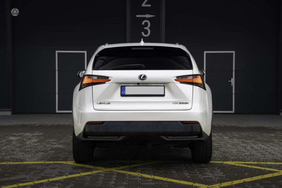White Lexus NX 300h 2016 in Vilnius, with an engine capacity of 2.49 L and mileage of 192 thousand km for 18000 €, photo 3 on AUTOMOTO.COM.LV