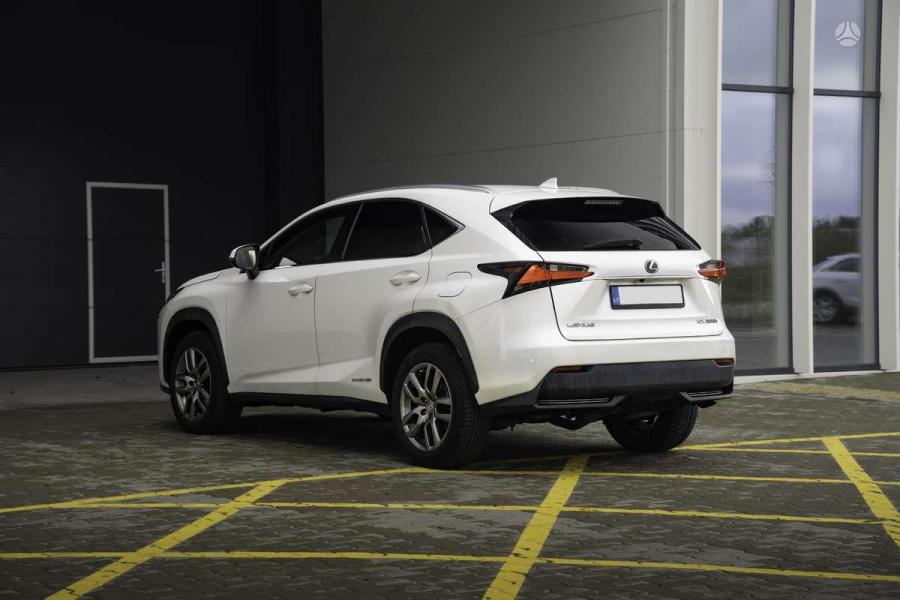 White Lexus NX 300h 2016 in Vilnius, with an engine capacity of 2.49 L and mileage of 192 thousand km for 18000 €, photo 4 on AUTOMOTO.COM.LV