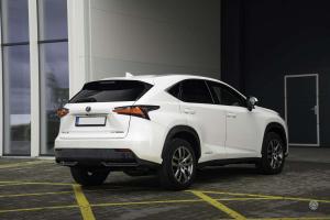 White Lexus NX 300h 2016 in Vilnius, with an engine capacity of 2.49 L and mileage of 192 thousand km for 18000 €, photo 5 on AUTOMOTO.COM.LV