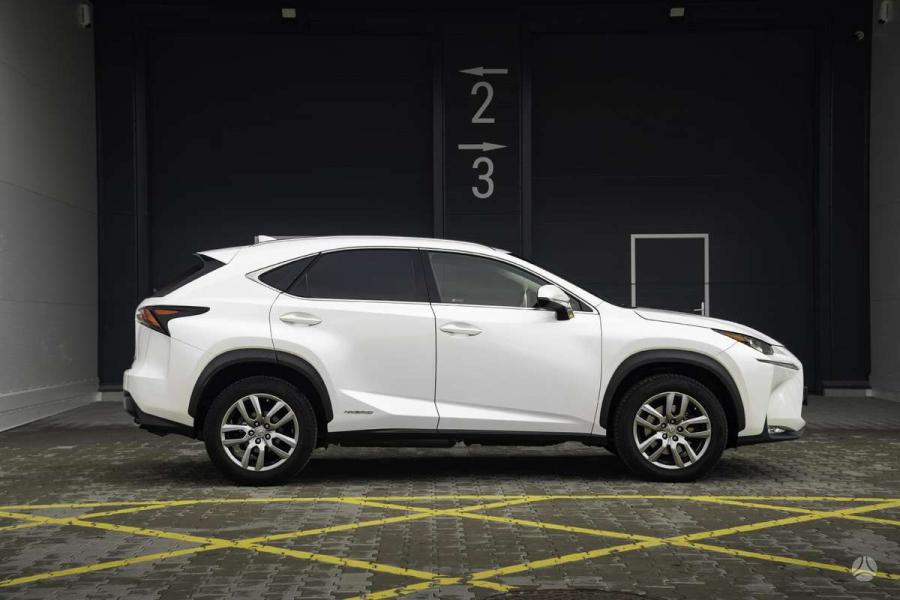 White Lexus NX 300h 2016 in Vilnius, with an engine capacity of 2.49 L and mileage of 192 thousand km for 18000 €, photo 6 on AUTOMOTO.COM.LV