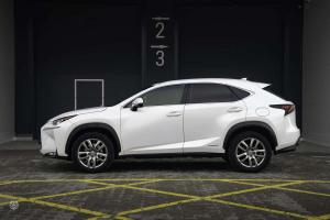 White Lexus NX 300h 2016 in Vilnius, with an engine capacity of 2.49 L and mileage of 192 thousand km for 18000 €, photo 7 on AUTOMOTO.COM.LV