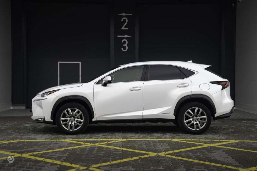 White Lexus NX 300h 2016 in Vilnius, with an engine capacity of 2.49 L and mileage of 192 thousand km for 18000 €, photo 7 on AUTOMOTO.COM.LV