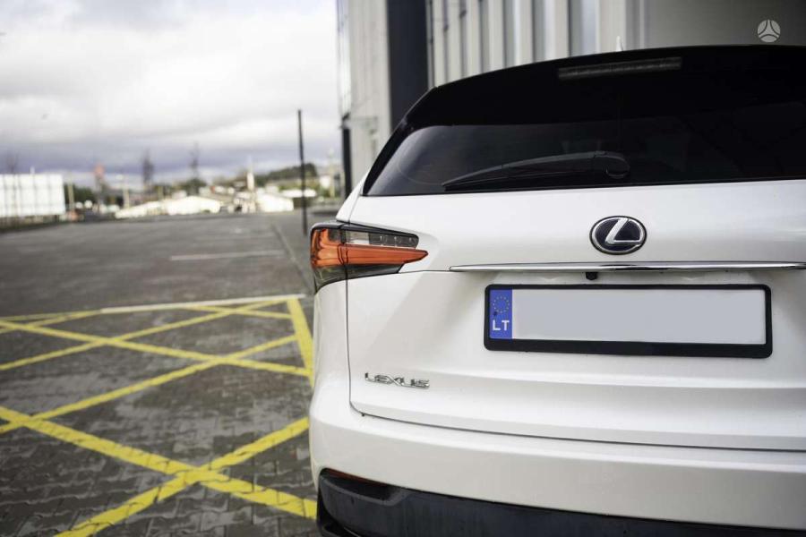 White Lexus NX 300h 2016 in Vilnius, with an engine capacity of 2.49 L and mileage of 192 thousand km for 18000 €, photo 12 on AUTOMOTO.COM.LV