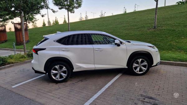 White Lexus NX 300h 2016 in Vilnius, with an engine capacity of 2.49 L and mileage of 207 thousand km for 21500 €, photo 9 on AUTOMOTO.COM.LV