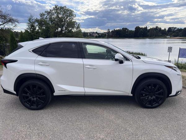 White Lexus NX 300h 2016 in Utena, with an engine capacity of 2.49 L and mileage of 138 thousand km for 20999 €, photo 8 on AUTOMOTO.COM.LV