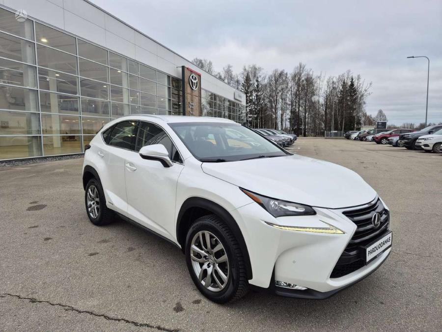 White Lexus NX 300h 2017 in Panevezys, with an engine capacity of 2.49 L and mileage of 117 thousand km for 19500 €, photo 3 on AUTOMOTO.COM.LV