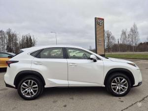 White Lexus NX 300h 2017 in Panevezys, with an engine capacity of 2.49 L and mileage of 117 thousand km for 19500 €, photo 4 on AUTOMOTO.COM.LV