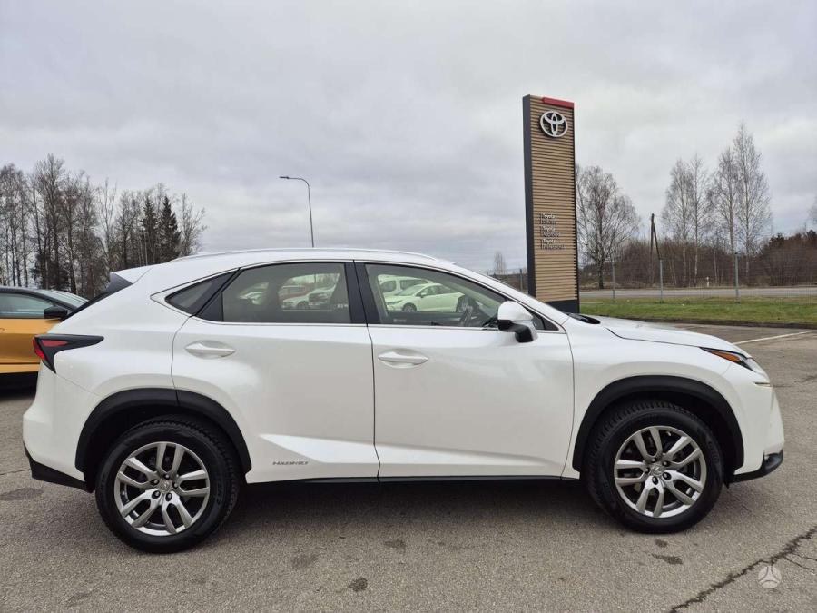 White Lexus NX 300h 2017 in Panevezys, with an engine capacity of 2.49 L and mileage of 117 thousand km for 19500 €, photo 4 on AUTOMOTO.COM.LV