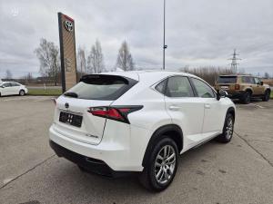 White Lexus NX 300h 2017 in Panevezys, with an engine capacity of 2.49 L and mileage of 117 thousand km for 19500 €, photo 5 on AUTOMOTO.COM.LV
