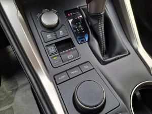 Balts Lexus NX 300h 2017 Panevēža, ar dzinēja tilpumu 2.49 L un nobraukumu 213 tūkst. km par 17300 €, foto 13 vietnē AUTOMOTO.COM.LV