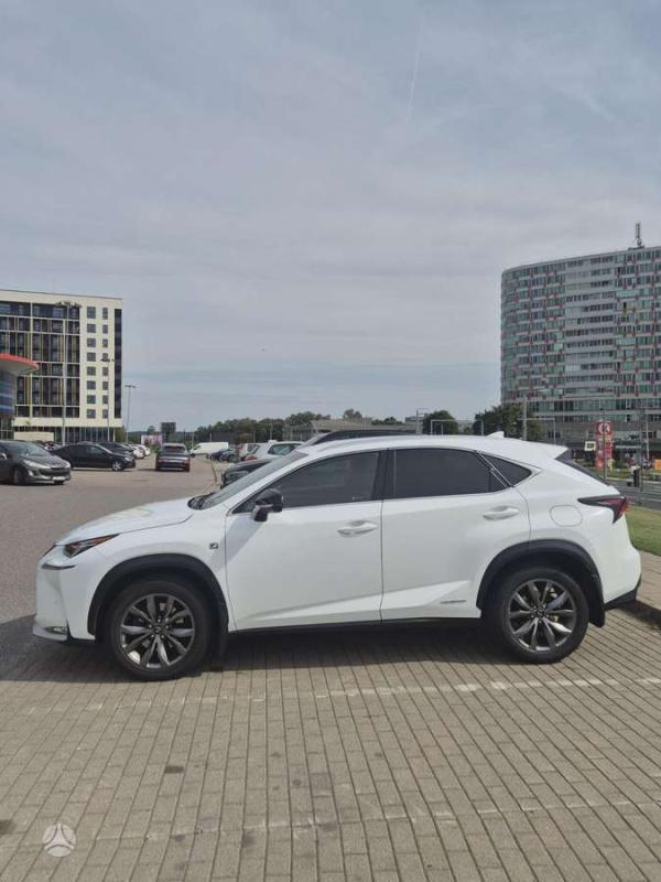 White Lexus NX 300h 2017 in Kaunas, with an engine capacity of 2.49 L and mileage of 219 thousand km for 21800 €, photo 4 on AUTOMOTO.COM.LV