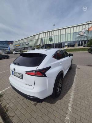 White Lexus NX 300h 2017 in Kaunas, with an engine capacity of 2.49 L and mileage of 219 thousand km for 21800 €, photo 5 on AUTOMOTO.COM.LV