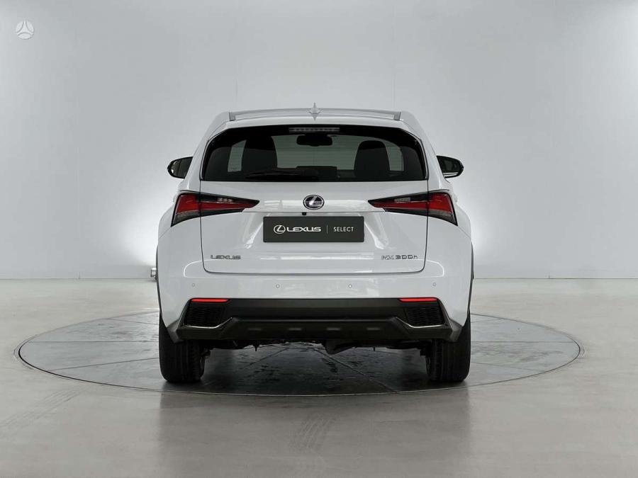 White Lexus NX 300h 2017 in Vilnius, with an engine capacity of 2.49 L and mileage of 162 thousand km for 26900 €, photo 5 on AUTOMOTO.COM.LV
