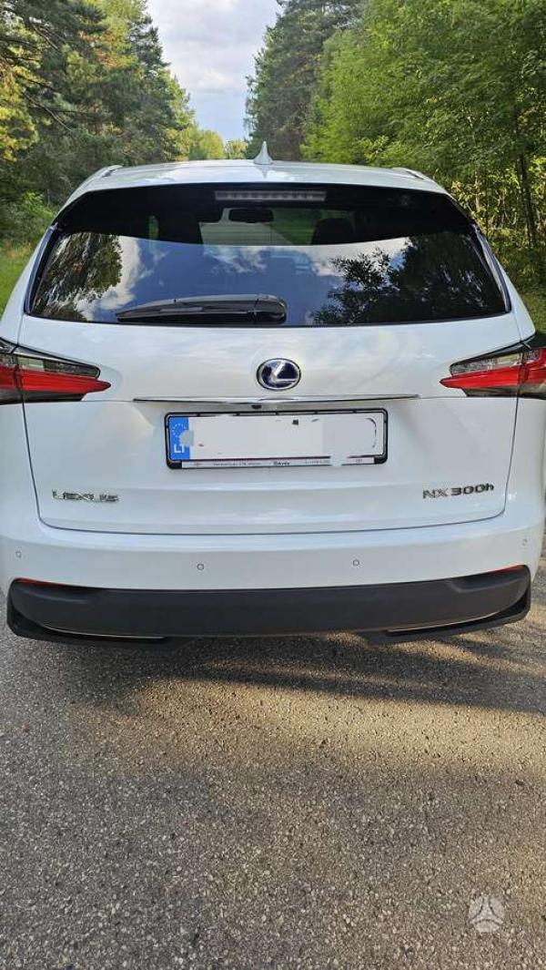 White Lexus NX 300h 2017 in Vilnius, with an engine capacity of 2.49 L and mileage of 211 thousand km for 23500 €, photo 6 on AUTOMOTO.COM.LV