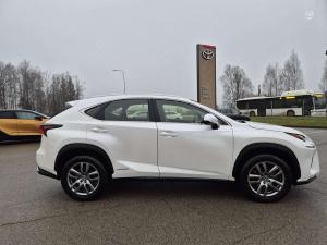 White Lexus NX 300h 2018 in Panevezys, with an engine capacity of 2.49 L and mileage of 87 thousand km for 22990 €, photo 4 on AUTOMOTO.COM.LV