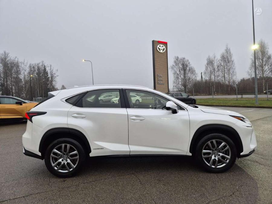 White Lexus NX 300h 2018 in Panevezys, with an engine capacity of 2.49 L and mileage of 87 thousand km for 22990 €, photo 5 on AUTOMOTO.COM.LV