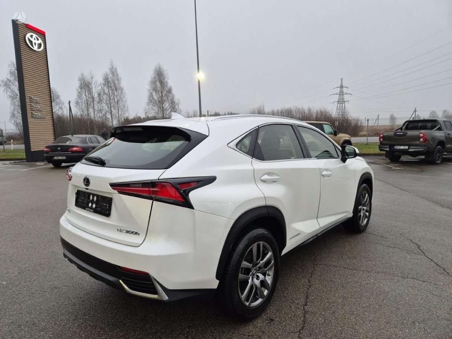 White Lexus NX 300h 2018 in Panevezys, with an engine capacity of 2.49 L and mileage of 87 thousand km for 22990 €, photo 6 on AUTOMOTO.COM.LV