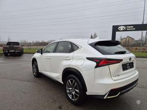 White Lexus NX 300h 2018 in Panevezys, with an engine capacity of 2.49 L and mileage of 87 thousand km for 22990 €, photo 8 on AUTOMOTO.COM.LV