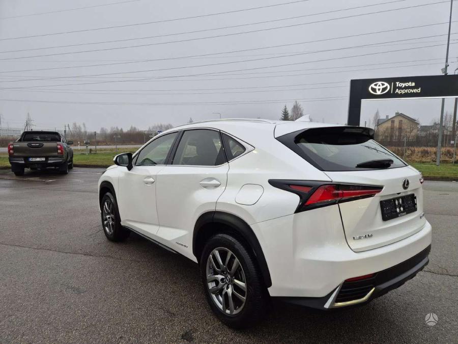 White Lexus NX 300h 2018 in Panevezys, with an engine capacity of 2.49 L and mileage of 87 thousand km for 22990 €, photo 8 on AUTOMOTO.COM.LV