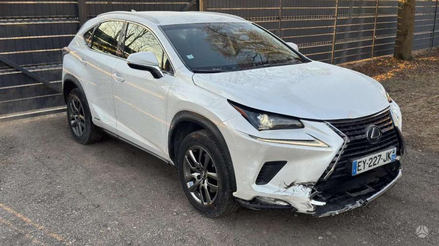 White Lexus NX 300h 2018 in Jonava, with an engine capacity of 2.49 L and mileage of 106 thousand km for 18500 €, photo 1 on AUTOMOTO.COM.LV