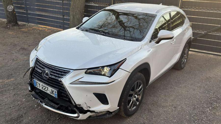 White Lexus NX 300h 2018 in Jonava, with an engine capacity of 2.49 L and mileage of 106 thousand km for 18500 €, photo 3 on AUTOMOTO.COM.LV