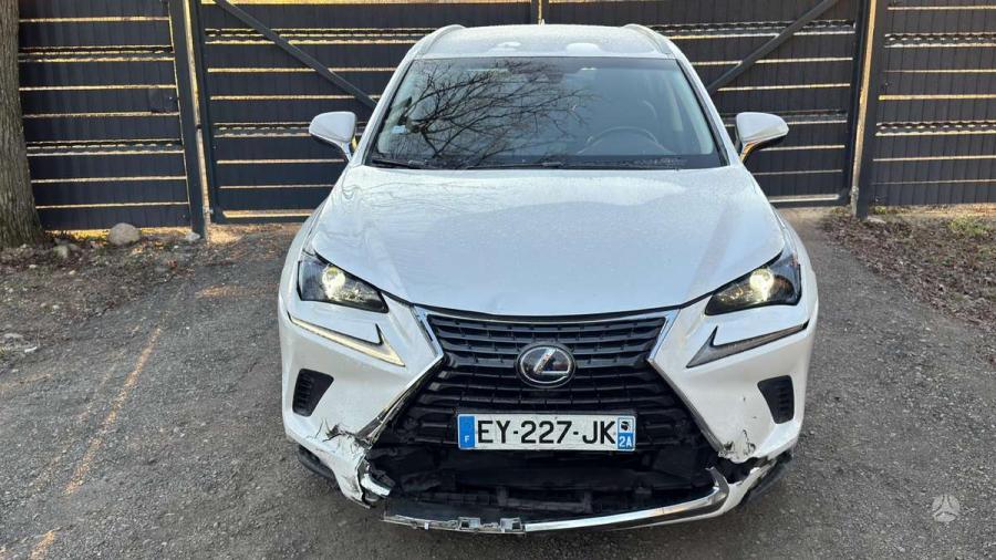 White Lexus NX 300h 2018 in Jonava, with an engine capacity of 2.49 L and mileage of 106 thousand km for 18500 €, photo 10 on AUTOMOTO.COM.LV