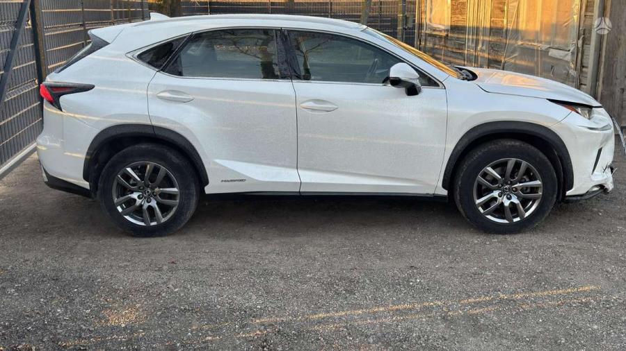 White Lexus NX 300h 2018 in Jonava, with an engine capacity of 2.49 L and mileage of 106 thousand km for 18500 €, photo 16 on AUTOMOTO.COM.LV