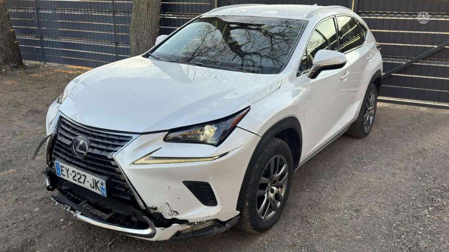 White Lexus NX 300h 2018 in Jonava, with an engine capacity of 2.49 L and mileage of 106 thousand km for 18300 €, photo 1 on AUTOMOTO.COM.LV