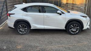 White Lexus NX 300h 2018 in Jonava, with an engine capacity of 2.49 L and mileage of 106 thousand km for 18300 €, photo 4 on AUTOMOTO.COM.LV
